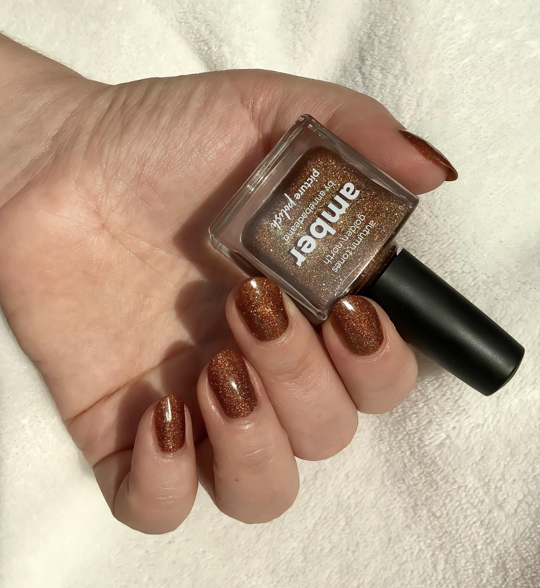 In This Review, Elodie Gives You Her View on Amber Nail Polish
